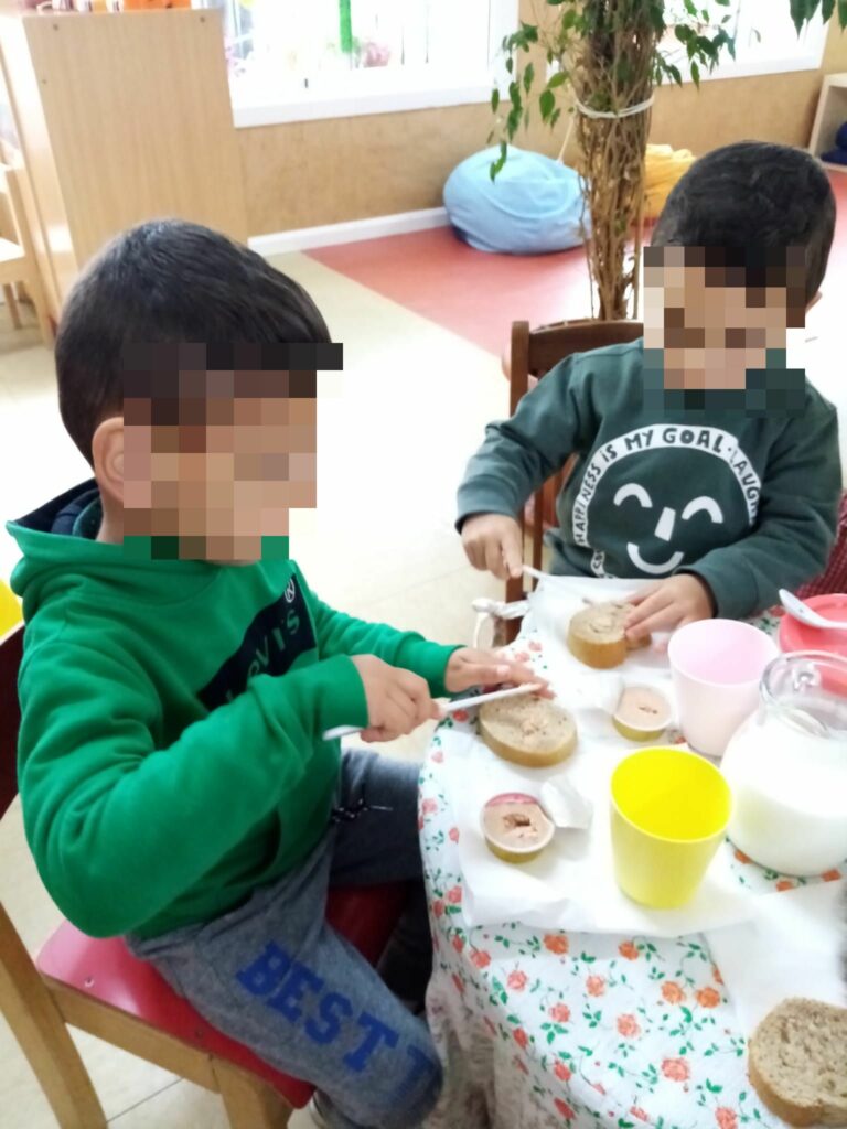 Desayuno en el rincón de la cocinita - Escuela Infantil Rocinante