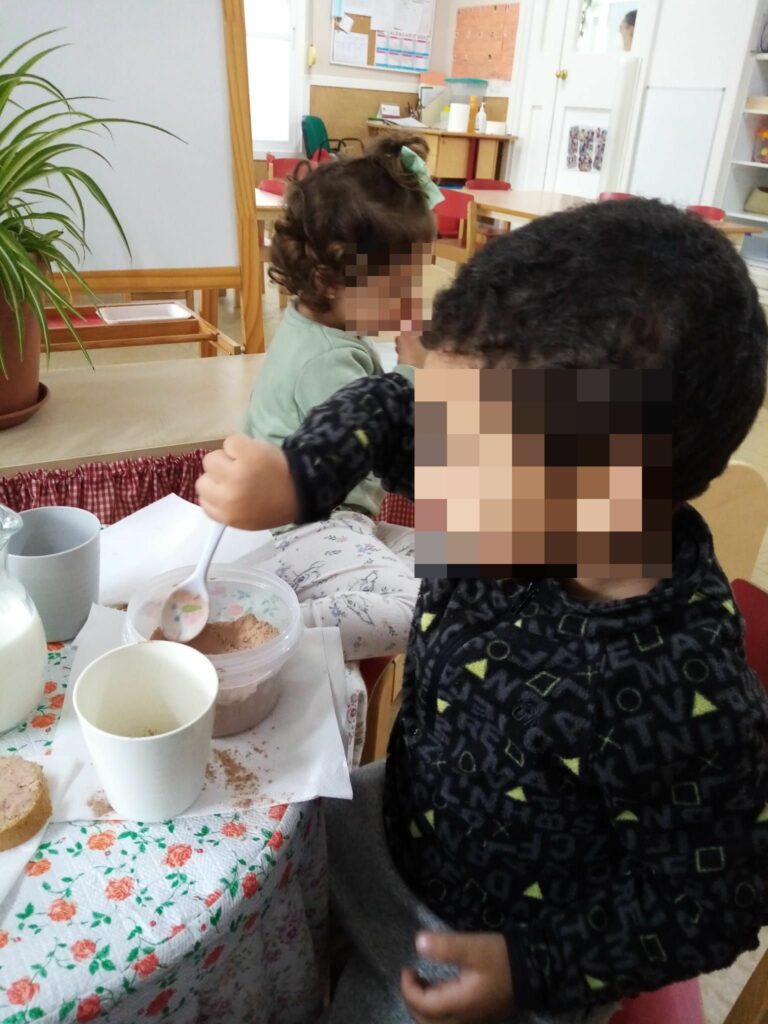 Desayuno en el rincón de la cocinita - Escuela Infantil Rocinante
