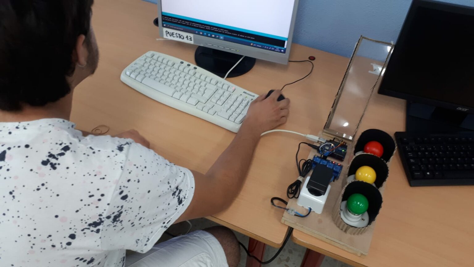 Semáforo controlado con Arduino - COMPUTACIÓN Y ROBÓTICA. IES Wenceslao Benítez